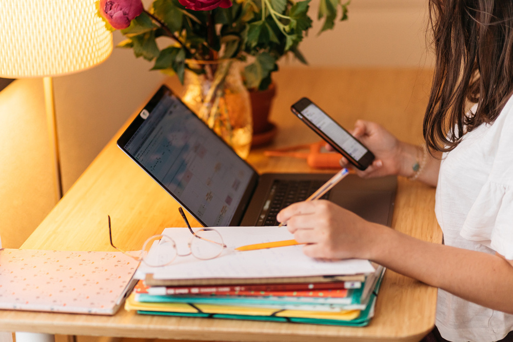 Trabajar más en una crisis: cómo nos afecta y cómo evitarlo