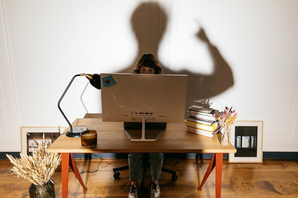 Workplace harassment: why are open-space workers silent?